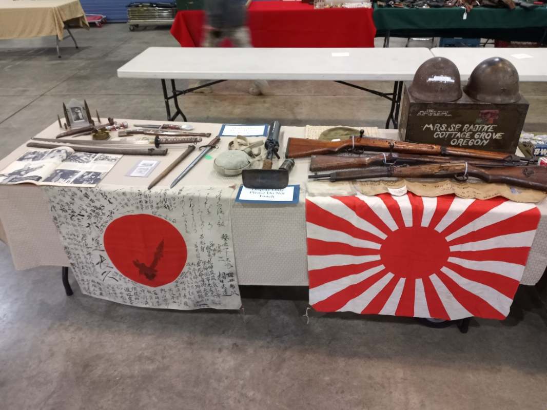Japanese weapons display at local gunshow - JPN SWORDS & WEAPONS ...