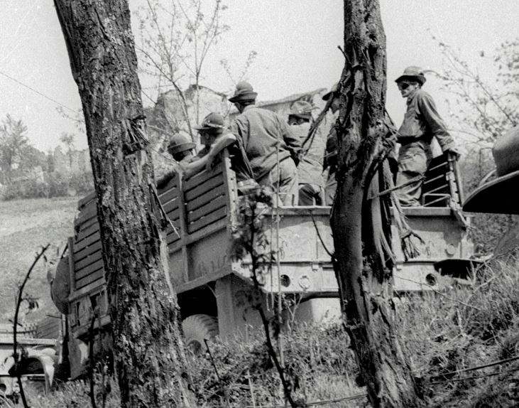 British Crew with German AA Gun -- Dad's photo - The Army - World ...