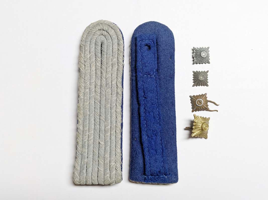 Blue Shoulder Boards and Differing Pips - TR UNIFORMS - World Militaria ...
