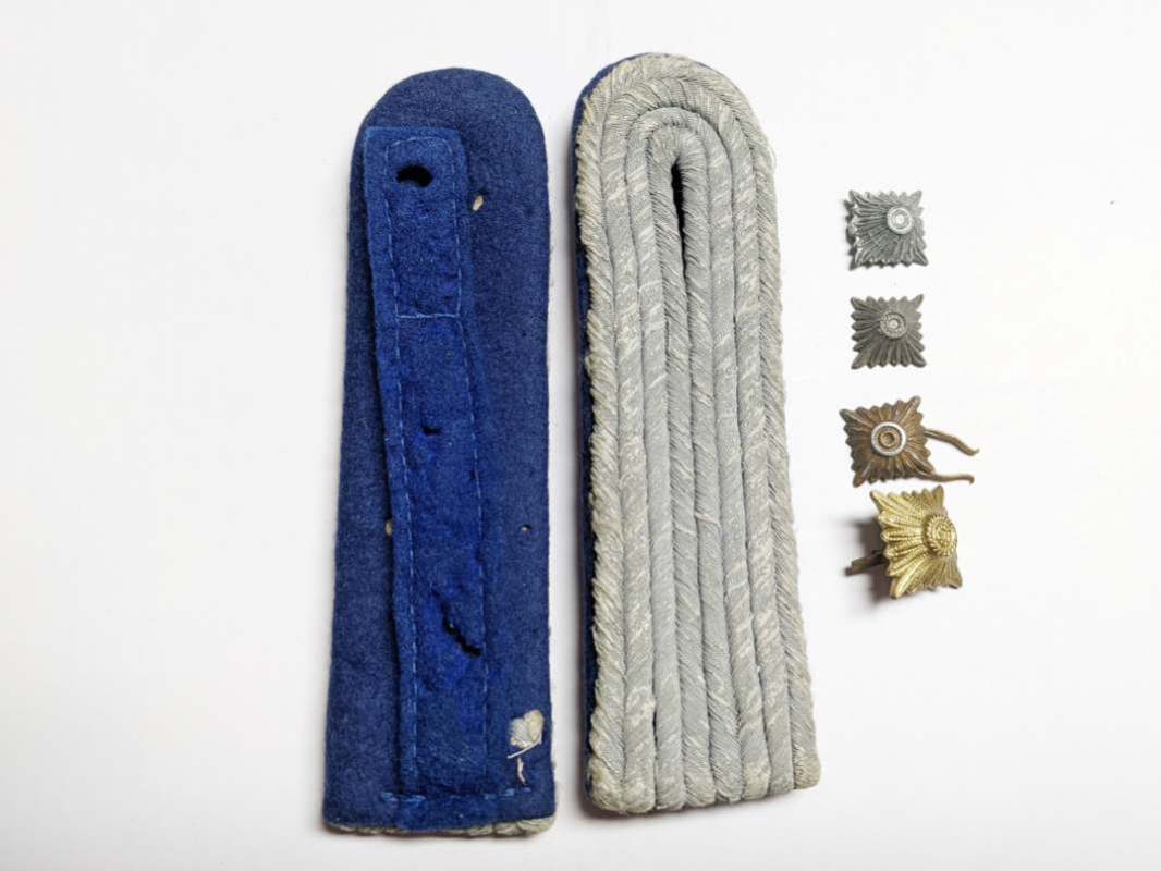 Blue Shoulder Boards and Differing Pips - TR UNIFORMS - World Militaria ...