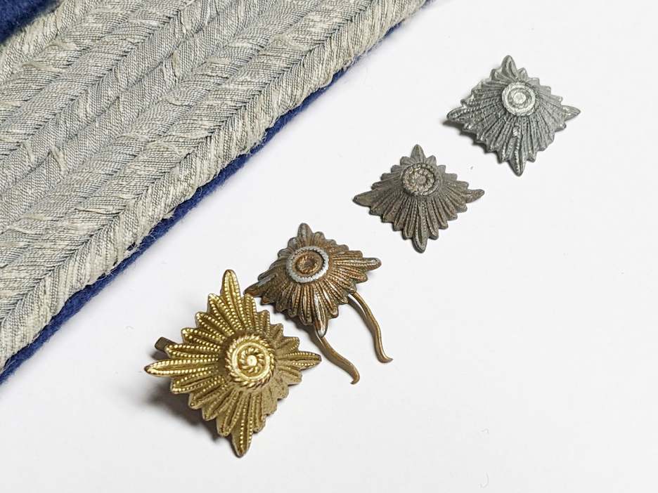 Blue Shoulder Boards and Differing Pips - TR UNIFORMS - World Militaria ...