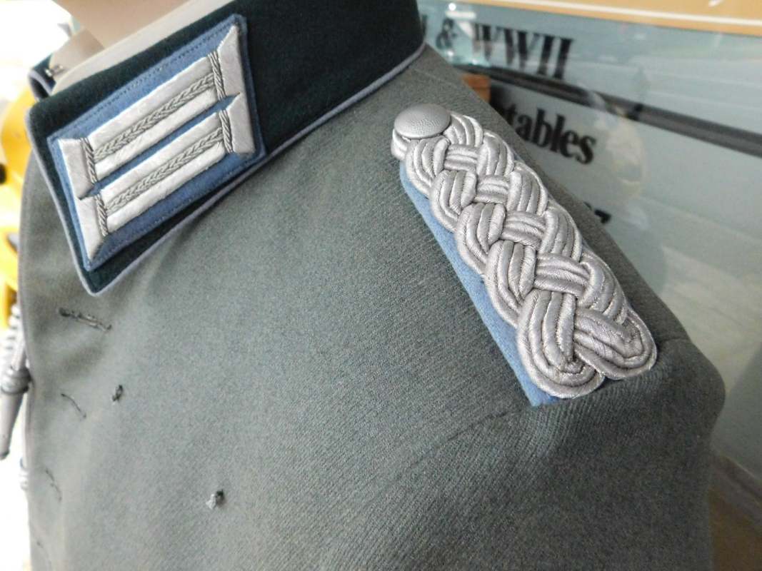Blue Shoulder Boards and Differing Pips - TR UNIFORMS - World Militaria ...