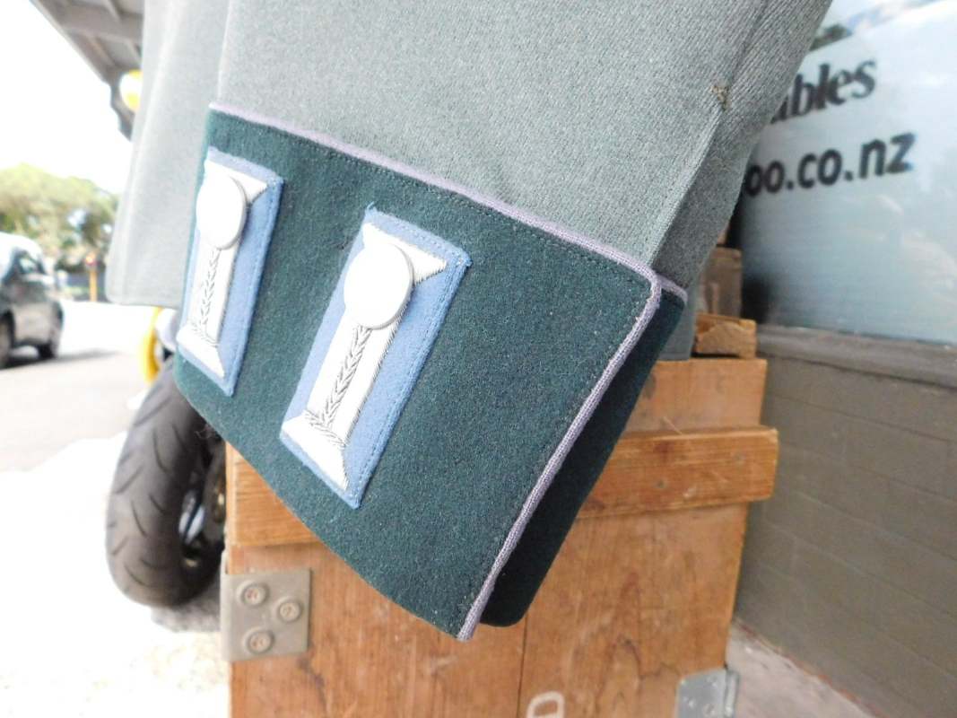 Blue Shoulder Boards and Differing Pips - TR UNIFORMS - World Militaria ...