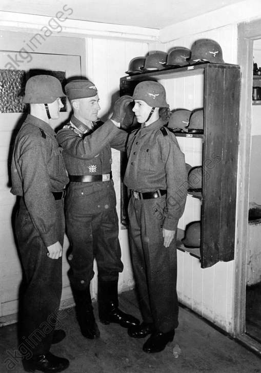 Hitler Youth flak helpers with flak gun. - TR PHOTOS & EPHEMERA - World ...