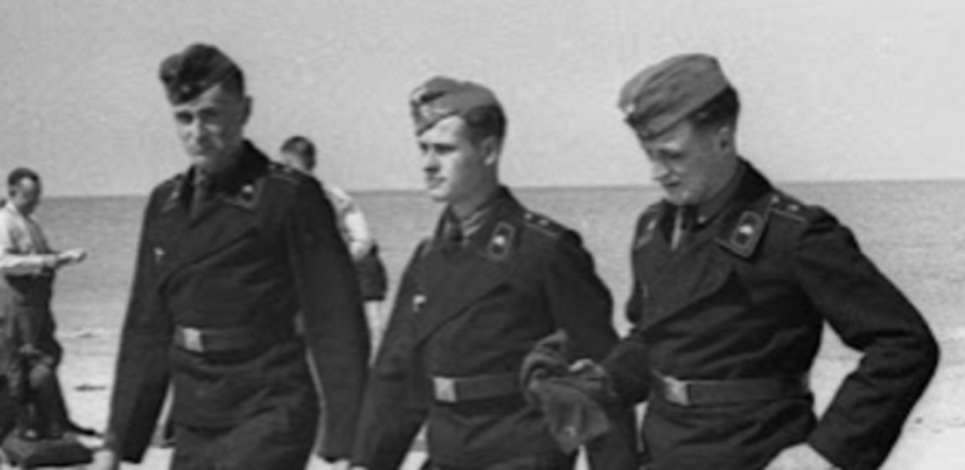 Panzer Troops Wearing The Field Grey Feldmutze 1940. - TR CLOTH ...