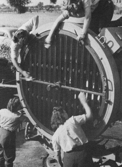 Luftwaffe Helferin. - TR PHOTOS & EPHEMERA - World Militaria Forum