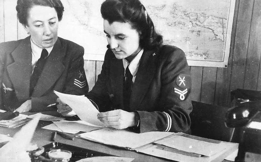 Luftwaffe Helferin. - TR PHOTOS & EPHEMERA - World Militaria Forum