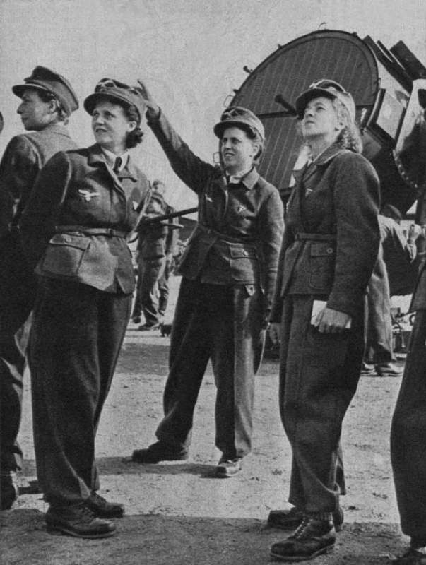 Luftwaffe Helferin. - TR PHOTOS & EPHEMERA - World Militaria Forum