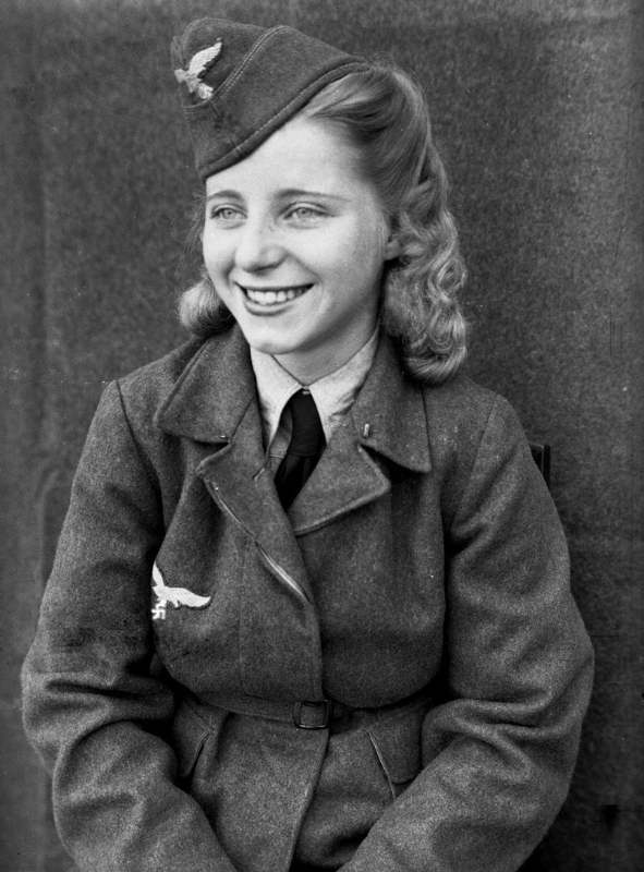 Luftwaffe Helferin. - TR PHOTOS & EPHEMERA - World Militaria Forum