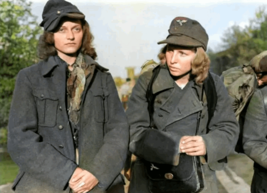 Luftwaffe Helferin. - TR PHOTOS & EPHEMERA - World Militaria Forum